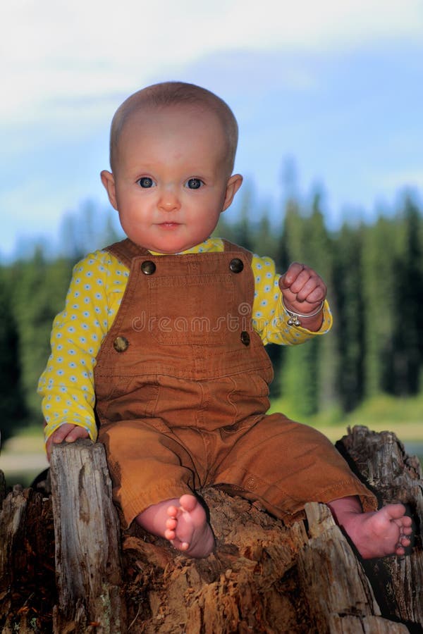 Baby op stomp stock foto. Image of onschuldig, zuigeling - 59231010