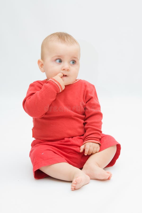 Baby in rood stock afbeelding. Image of vingers, weinig - 6865317