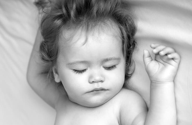 Baby Schlafend Im Bett. Kinder Schlafen. Stockbild - Bild von bequem ...