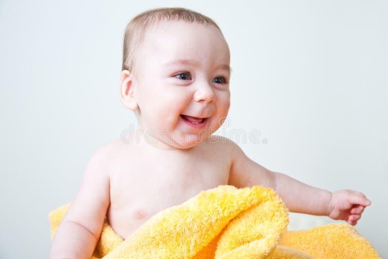 Baby-Sitzen Eingewickelt Im Gelben Tuch Stockfoto - Bild von freundlich ...