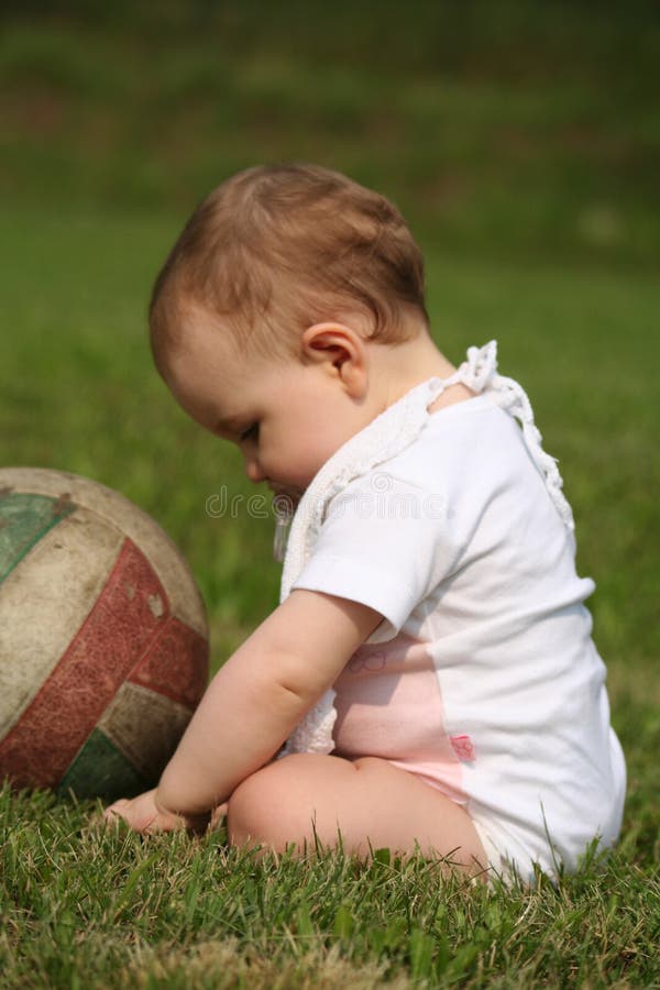 Baby sitzen am Gras stockfoto. Bild von lustig, grün, kindheit - 5918846