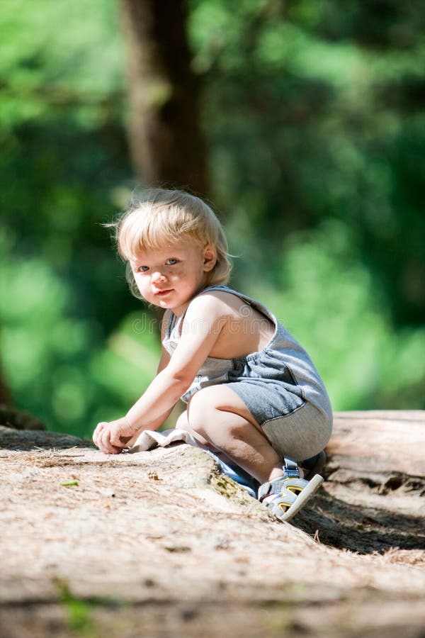 Baby sitzen im Lager stockbild. Bild von wanderung, wohnmobil - 11769429