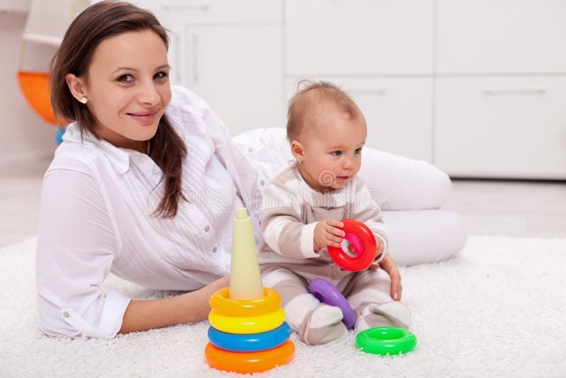Baby, Das Auf Dem Fußboden Spielt Stockbild - Bild von zicklein, obacht ...