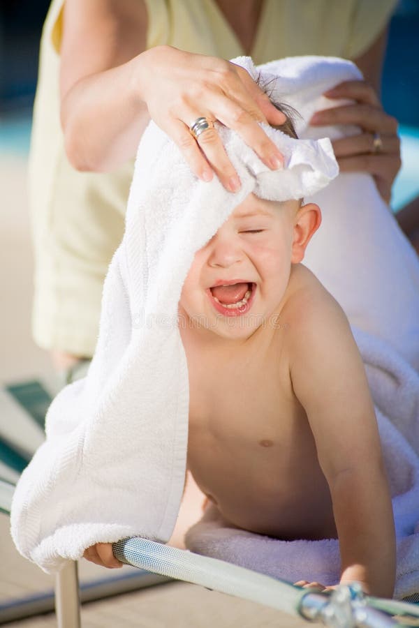 Baby und Tuch stockbild. Bild von entspannen, haupt, sonne - 2842319