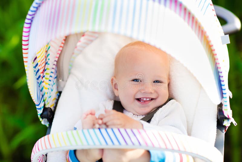 Baby in witte wandelwagen stock afbeelding. Image of lachen - 74256905