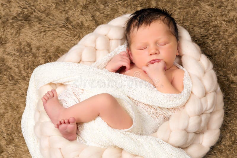 Het Pasgeboren Baby Zuigen Op Teen Stock Foto - Image of geboorte ...