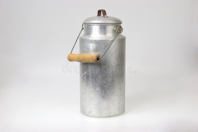 Bac de lait image stock. Image du abattre, aluminium, fumée - 445789