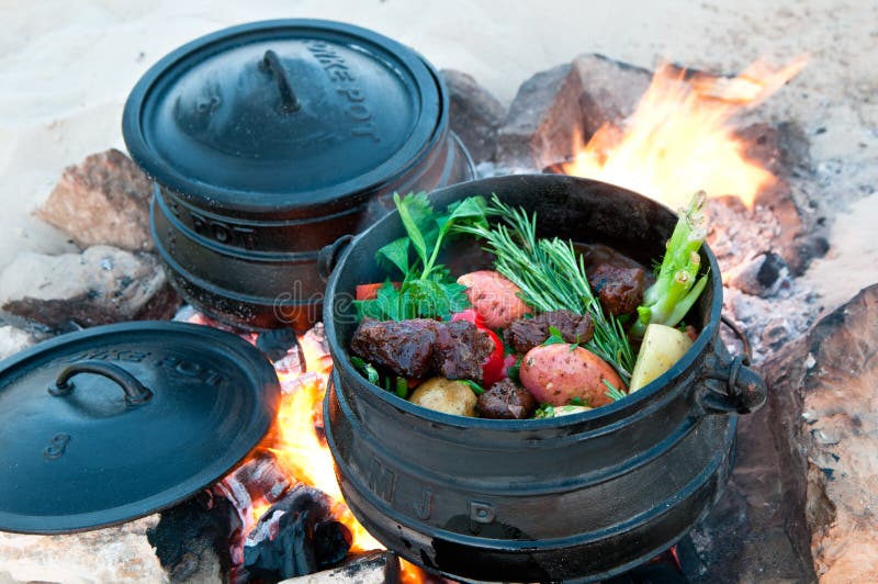 Bac De Poyke Sur L'incendie Image stock - Image du dîner, cruche: 16794627