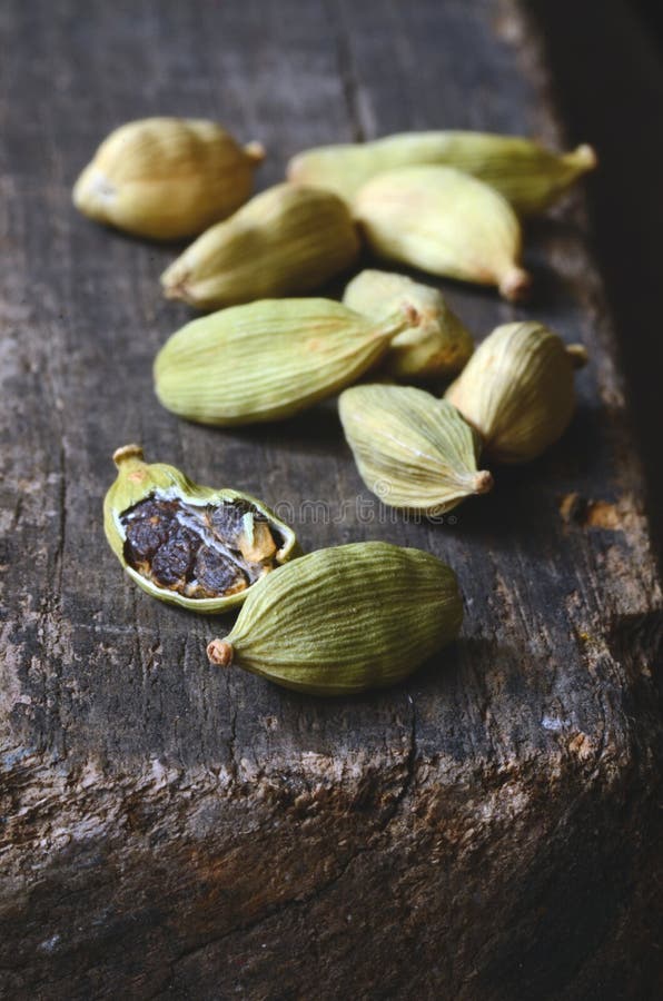 Baccelli Verdi Del Cardamomo Verde Immagine Stock - Immagine di ...