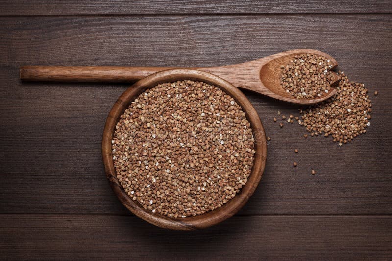 Bacia De Madeira De Brown Completamente De Trigo Mourisco Foto de Stock ...