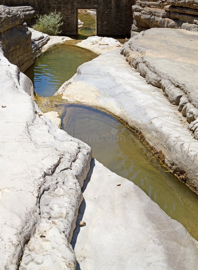 Bacini naturali dell'acqua immagine stock. Immagine di europa - 21867007