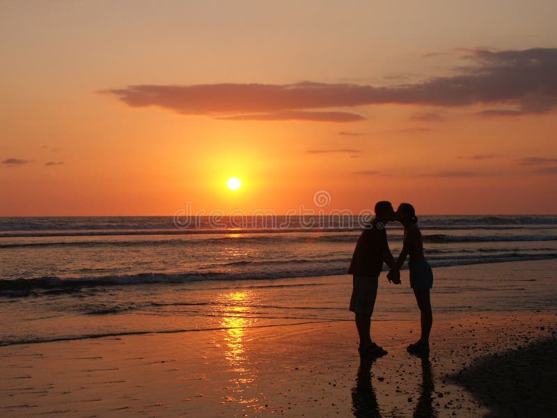 Bacio Di Divertimento Sulla Spiaggia Fotografia Stock - Immagine di ...