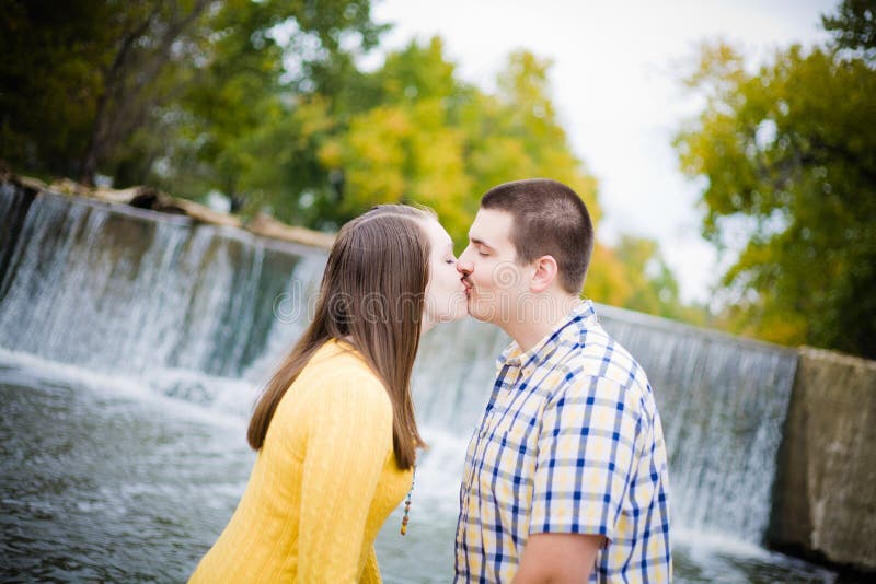 Bacio romantico immagine stock. Immagine di fidanzato - 27561705