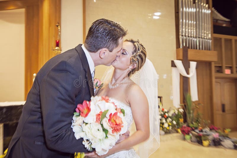 Bacio Wedding immagine stock. Immagine di uomini, baciare - 45401897