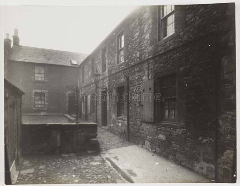 Back Court With Drying Green And An Outhouse Picture. Image: 222394595