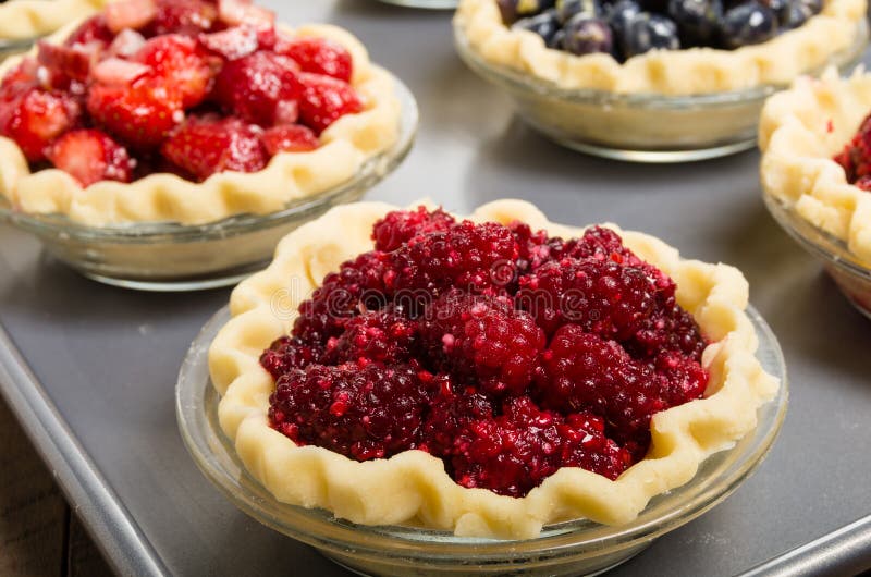 Backende Selbst Gemachte Torten Der Frischen Frucht Stockbild - Bild ...