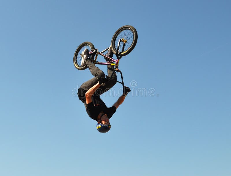 Los Trucos De Backflip De La Rampa En El Deporte Del Skateboarding ...