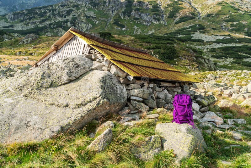 Backpack Next To the House in Mountains 库存图片 - 图片 包括有 背包, 放弃了: 166693775