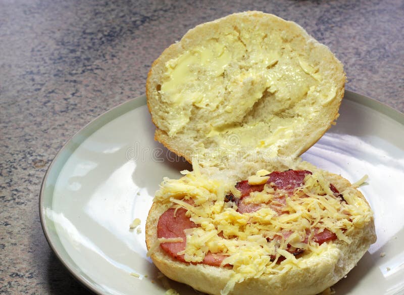 Baconrulle Eller Bulle Med Ost Arkivfoto - Bild av bulle, rulle: 56005150