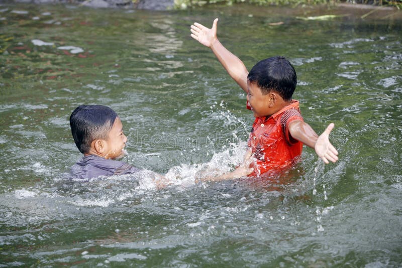 Bada i en flod redaktionell arkivfoto. Bild av damm, ström - 45749993