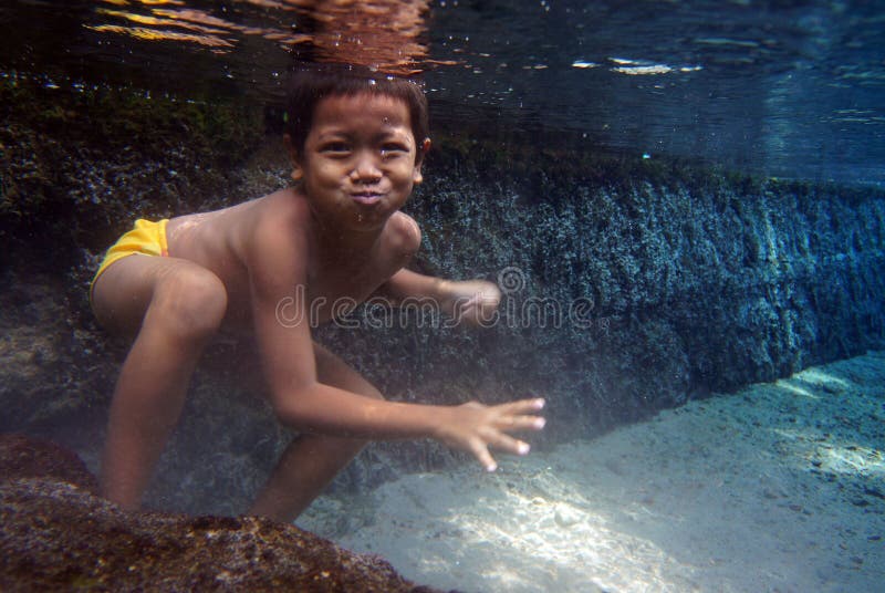 Bada i en flod redaktionell arkivfoto. Bild av indonesisk - 45548503