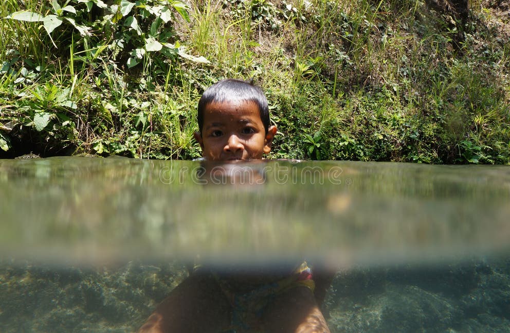 Bada i en flod redaktionell arkivfoto. Bild av damm, ström - 45749993