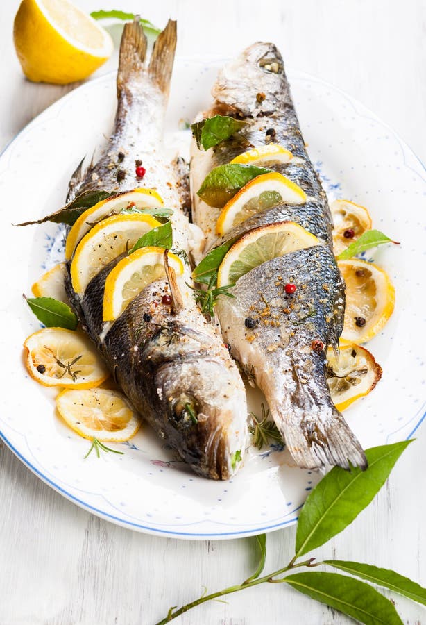 Badejo assado ao forno foto de stock. Imagem de pimenta - 41481534