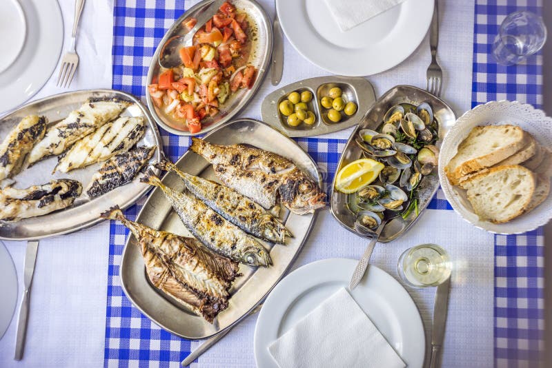 Badejo Assado, Dourado, Atum Acompanhado Com Toma Imagem de Stock ...