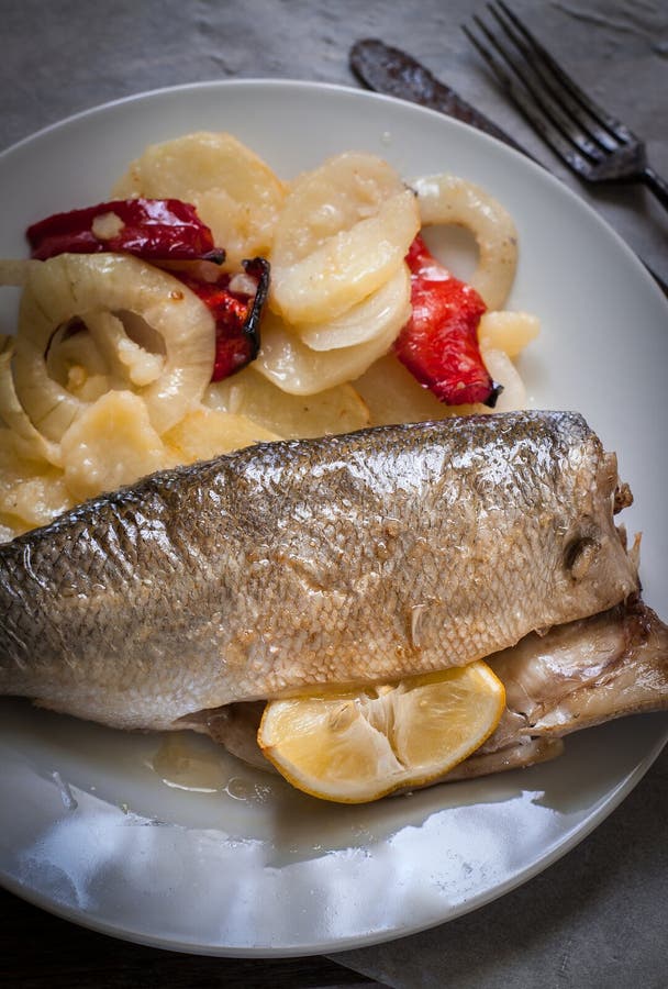 Badejo cozido foto de stock. Imagem de peixes, marisco - 70900226