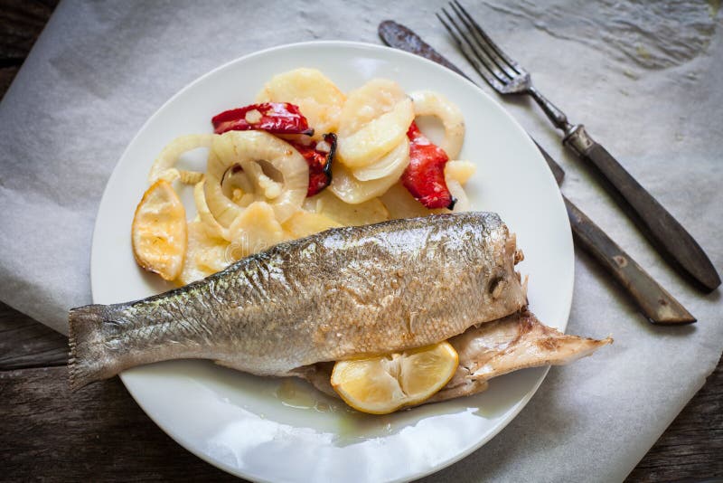 Badejo cozido foto de stock. Imagem de peixes, marisco - 70900226