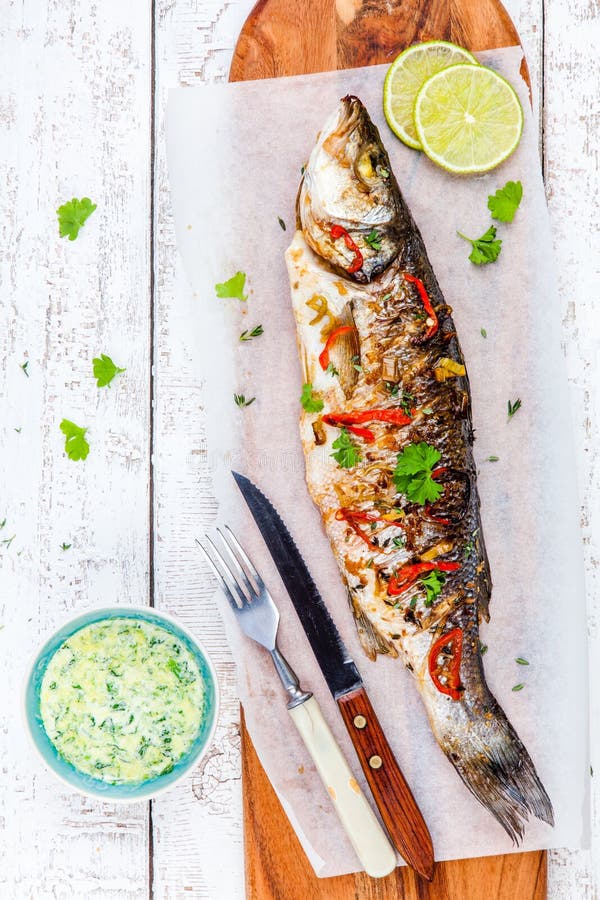 Badejo Cozido Dos Peixes Com Cal E Salsa Foto de Stock - Imagem de ...