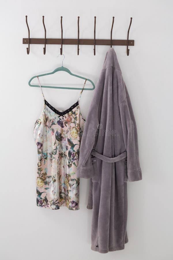 Badjas En Nachthemden Het Hangen Op Haak Stock Foto - Image of schot ...