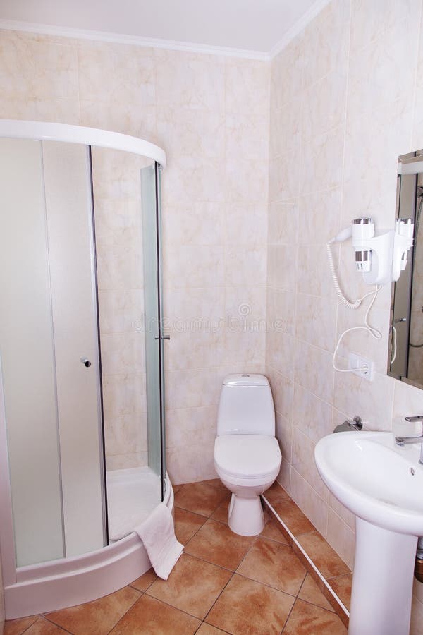 Ren Dusch Och Toalett I Hotell Fotografering för Bildbyråer - Bild av ...