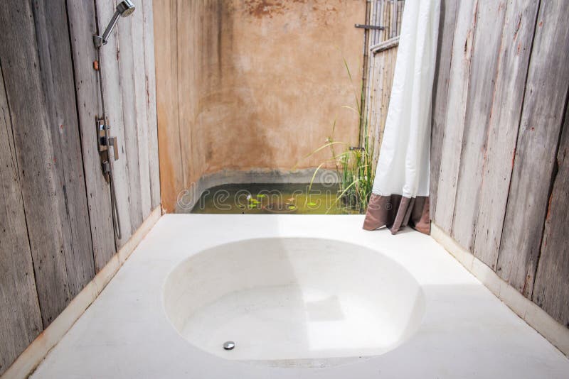 Utomhus- badkar arkivfoto. Bild av vitt, sommar, indier - 41819982