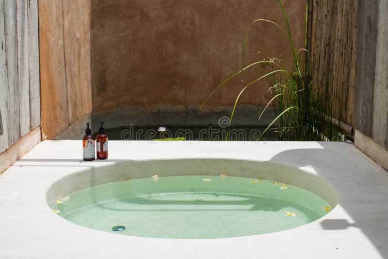Utomhus- badkar arkivfoto. Bild av vitt, sommar, indier - 41819982
