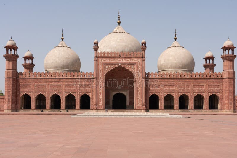 Badshahi-Moschee Eine Alte Historische Steinmoschee Unter Klarem Blauem ...