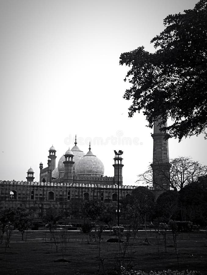 Badshahi Mosque view stock image. Image of view, reflection - 273915015