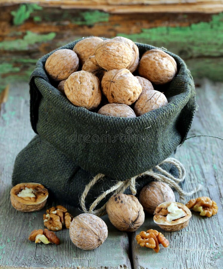 Bag with Whole Ripe Walnuts Stock Photo - Image of healthy, hard: 35904432