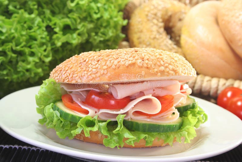 Bagel con petto di pollo immagine stock. Immagine di sesamo - 18654075