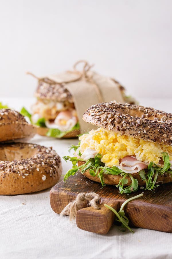 Bagels entiers de texture photo stock. Image du texture - 72294416