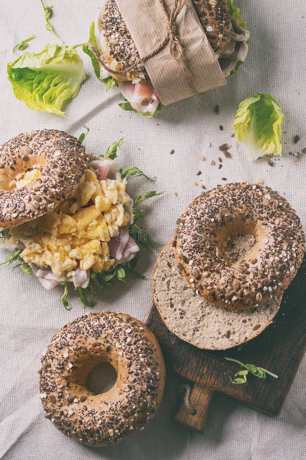 Bagels entiers de texture photo stock. Image du texture - 72294416