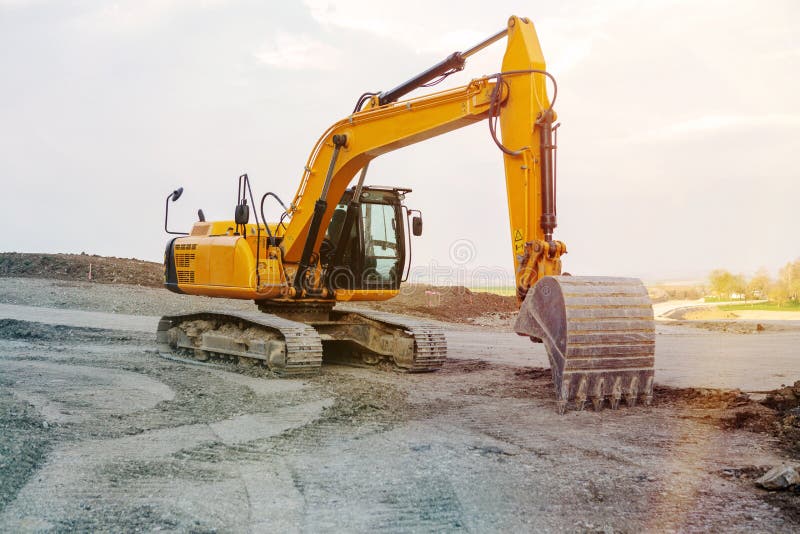 Bagger Auf Der Baustelle Bereitet Vor Sich, Den Boden In Den Kipplaster ...
