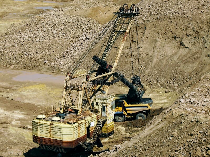 Baggers en kiepwagens stock foto. Image of extractie, steengroeve - 3368356