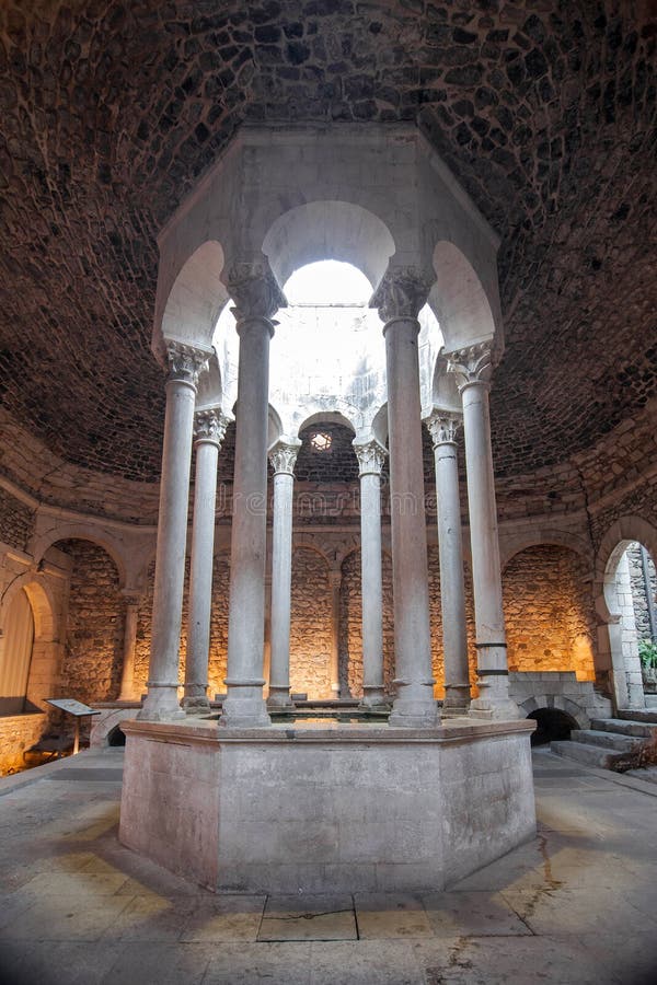 Monumento Storico Dei Bagni Arabi A Girona, Catalogna, Spagna ...