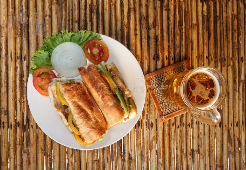 Baguette Da Galinha Na Placa Na Tabela De Bambu Imagem de Stock ...