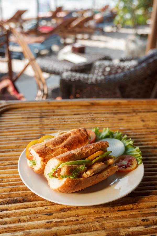Baguette Da Galinha Na Placa Na Tabela De Bambu Foto de Stock - Imagem ...