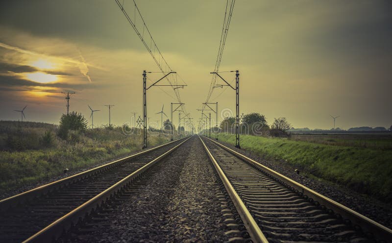 Bahngleise Bei Sonnenuntergang Stockfoto - Bild von ladung, metall ...