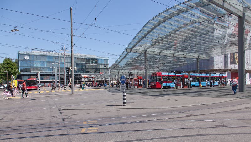 Bern Die Schweiz am 14. August 2019 : Menschen, Die Unter Das Dach ...