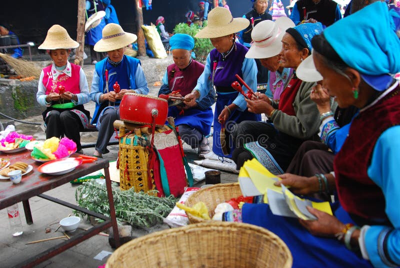 Bai People in Southwest China Editorial Photography - Image of dress ...