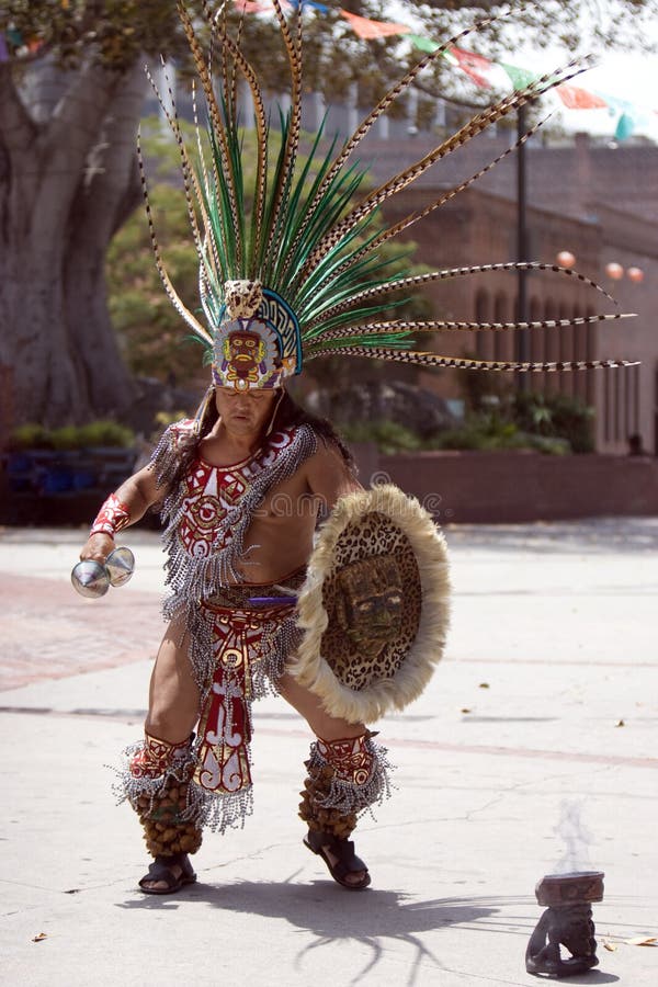 Bailarín Azteca - Danza Del Fuego Fotografía editorial - Imagen de ...